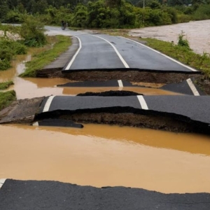 Jalan Provinsi di Pesisir Selatan Putus Akibat Diterjang Banjir - Berita TVRI Stasiun Sumatera Barat