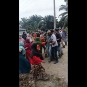 BENTROK DI LAHAN SENGKETA PT ANAM KOTO, DUA DILARIKAN KE PUSKESMAS ...